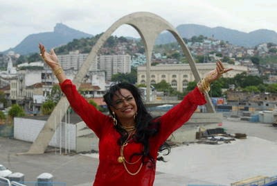 GAROTA GLAMOUROSA: GG ENTREVISTA - NOSSA ETERNA BOND GIRL - ADELE FÁTIMA