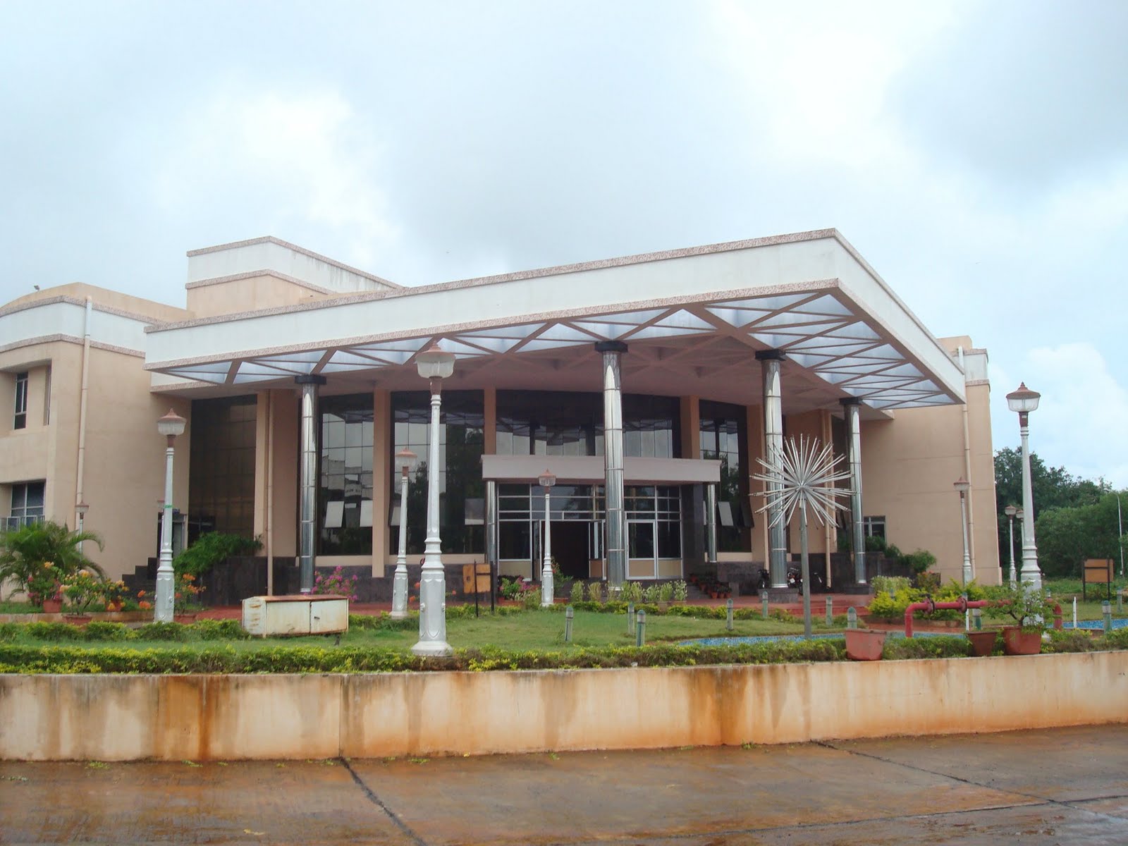 SCRIBBLES: PONDICHERRY ENGINEERING COLLEGE - A PARADISE LOST