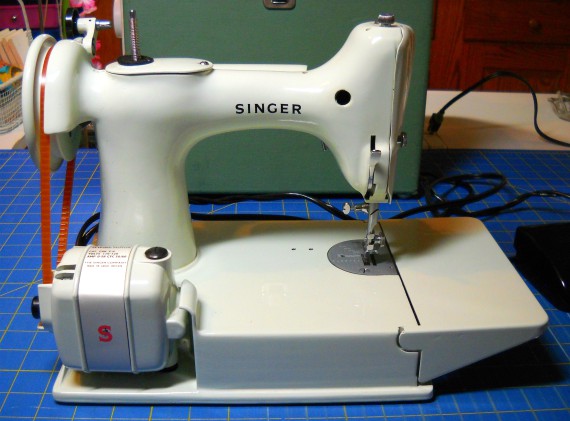 Curlicue Creations: White Singer Featherweight 221 Sewing Machine