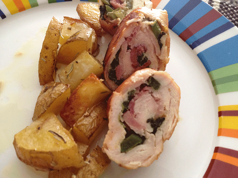 Vualá: Enrollado de pollo con tocineta y pimentón