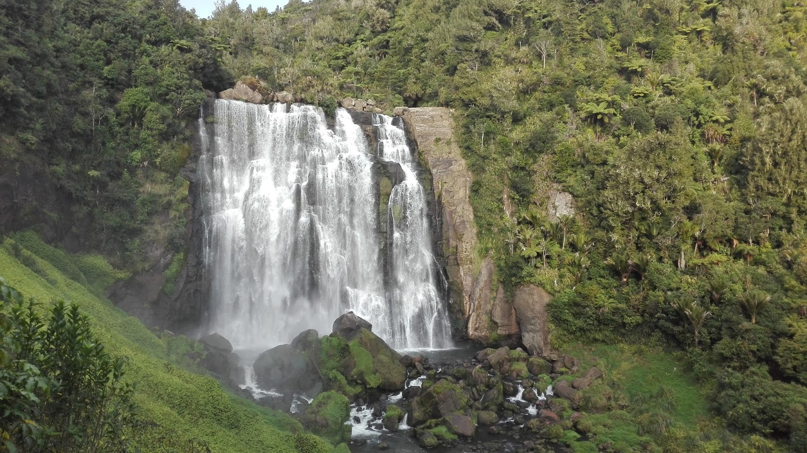 Marla and Patricia in New Zealand: Marokopa falls Marla and Patricia in New Zealand: Marokopa falls