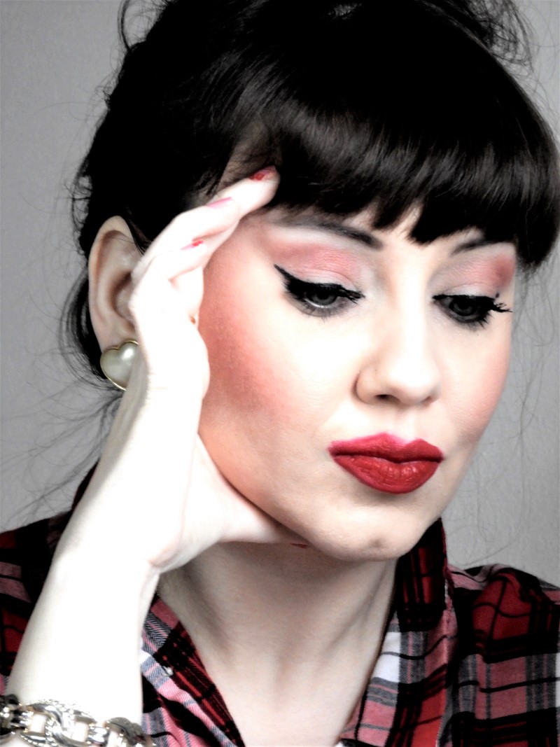 Soft Candy Cane Eye Makeup Look | Life is beautiful