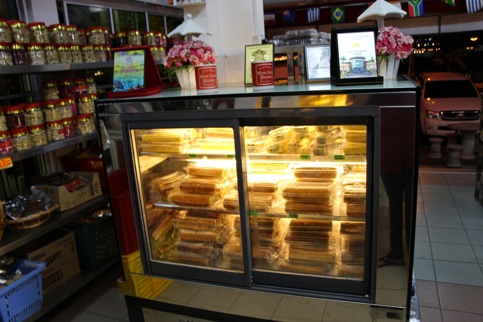 Muhammad Qul Amirul Hakim: Mira Cake House, Kuching, Sarawak (Kek Lapis ...
