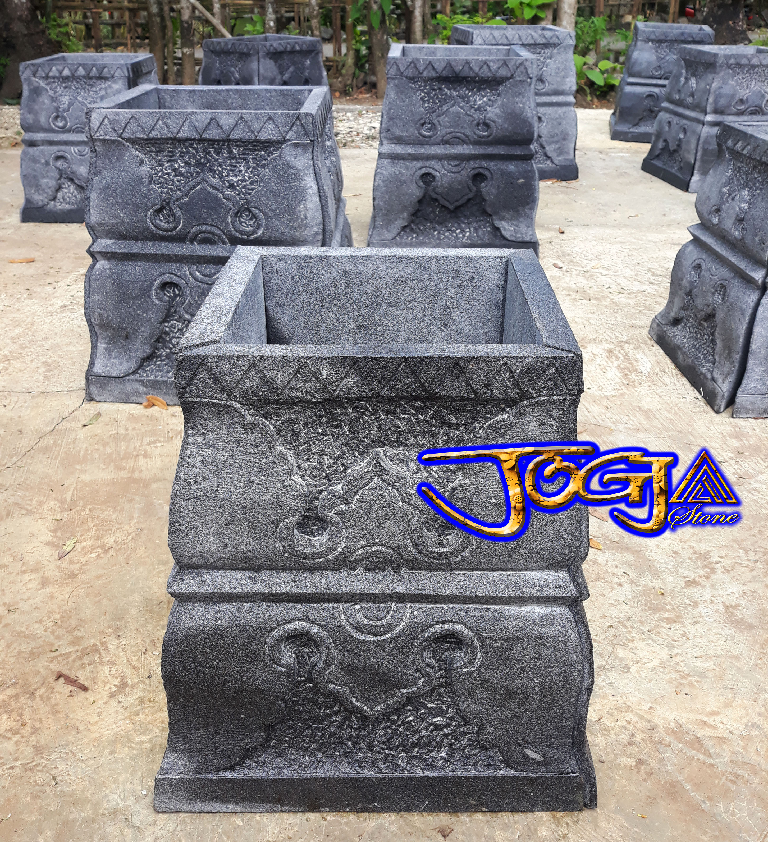 umpak dari batu candi hitam