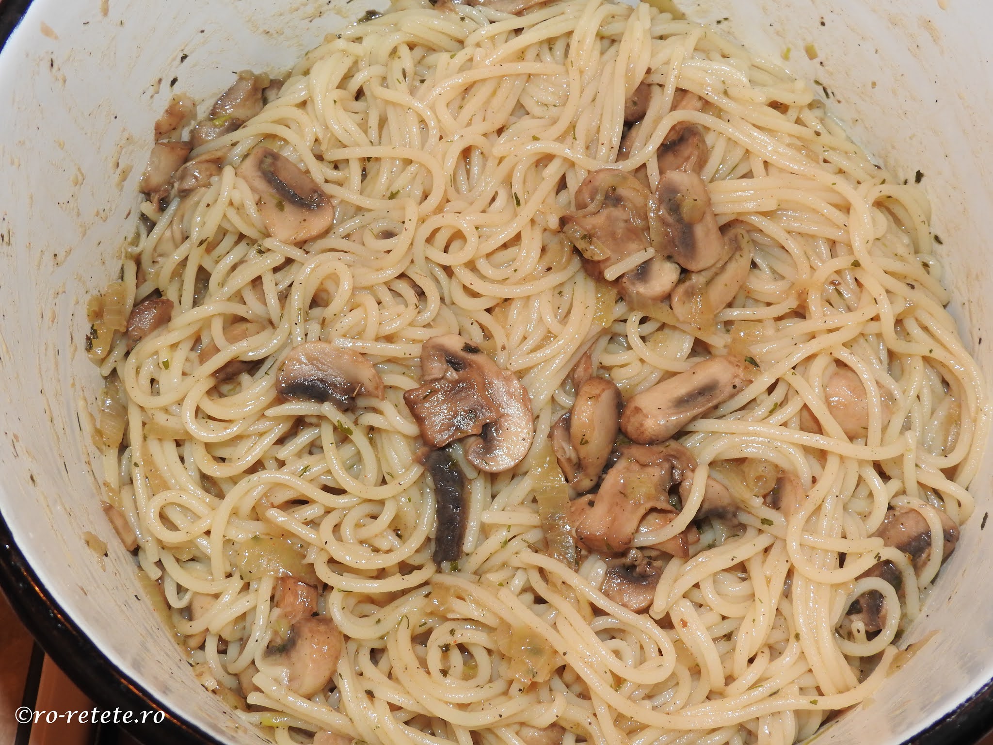 Paste cu ciuperci reteta | RO-Retete.ro