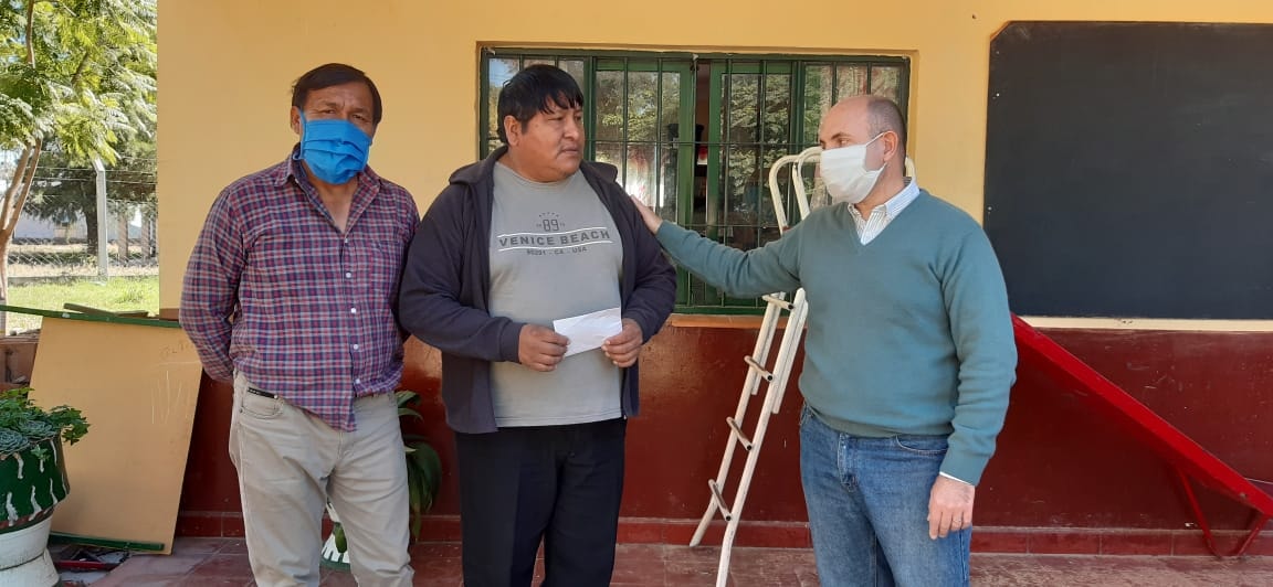 Junto al Director de la Esc. Julio Cornejo (La Población) dejamos la ...