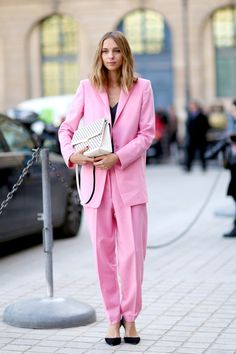 SEASONAL TREND; EL TRAJE ROSA.-