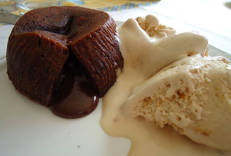 Receitas daqui e dali: Vulcões de chocolate com gelado de noz