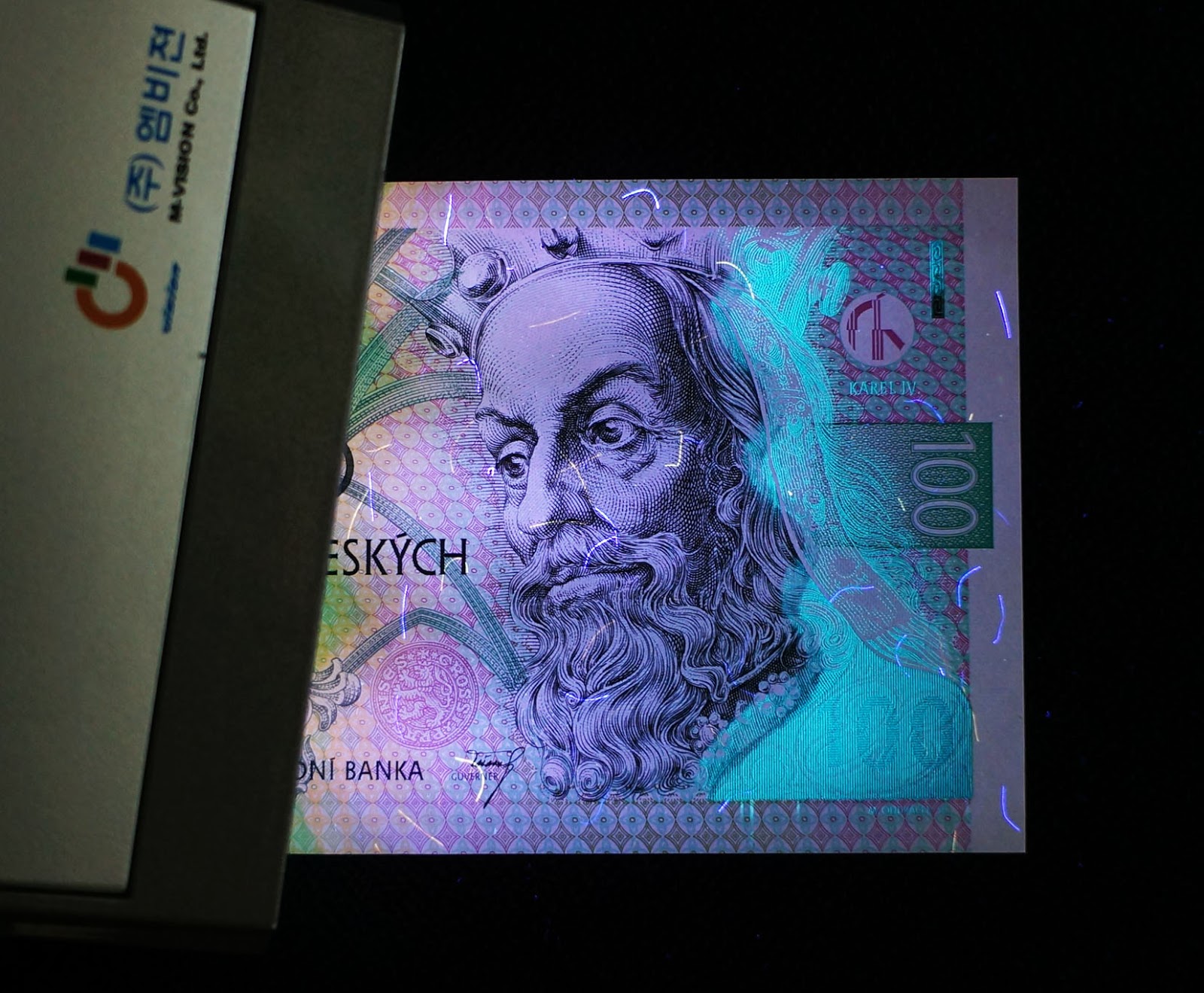 UV LED counterfeit detector: Fluorescent security elements of the bill ...