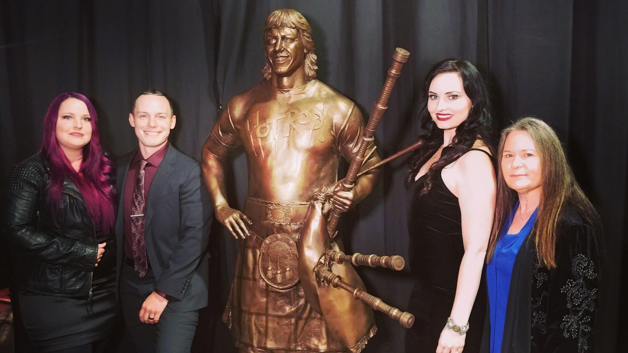 JOHNGY'S BEAT: Statues Week: Friend Encounters Edition: Roddy Piper and ...