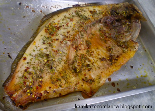 KAMIKAZE COM LARICA: Pacu assado com ervas finas