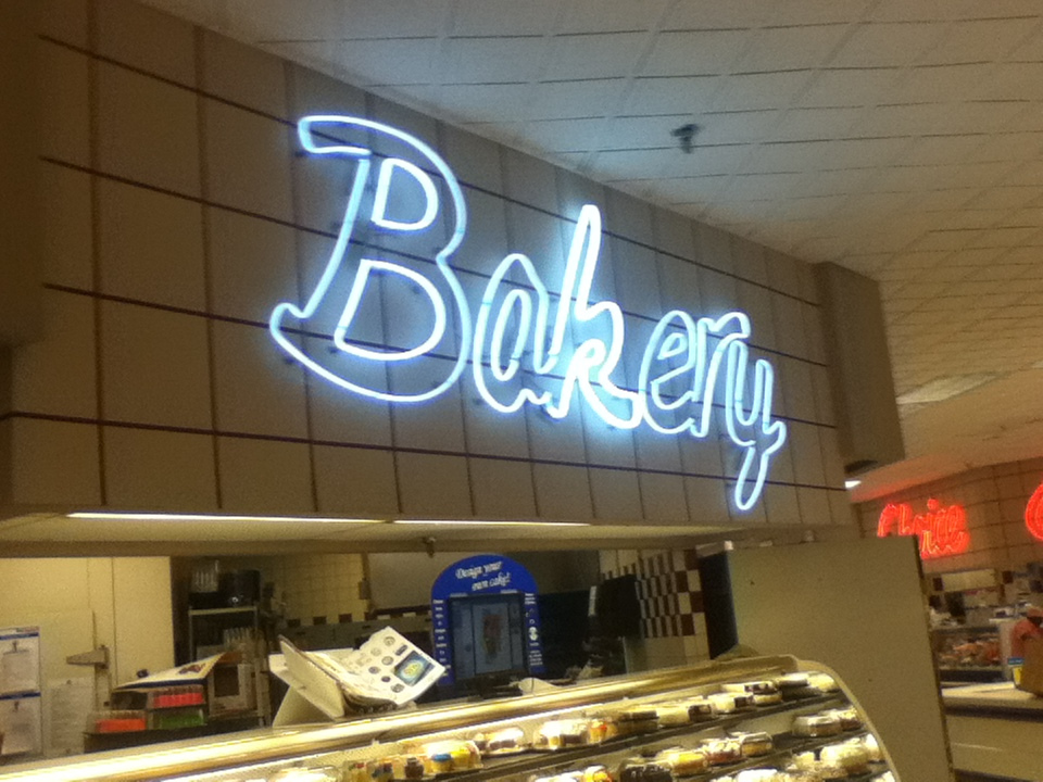 The Mid-South Retail Blog: Kroger Neon and Wannabe Neon Décor