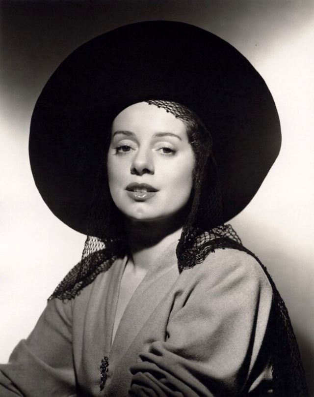 The "Bride of Frankenstein": 40 Glamorous Photo of Elsa Lanchester in ...