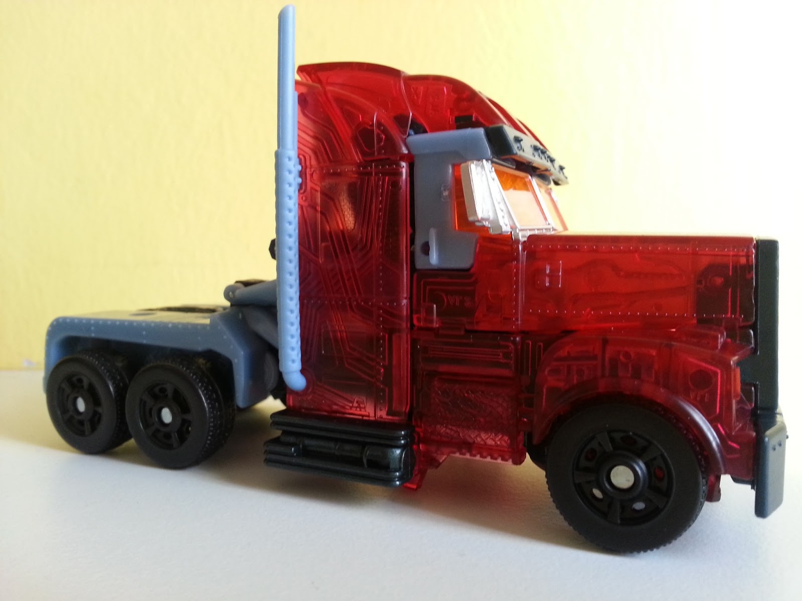 Lightning Quantum's Base: Optimus Prime Voyager Class (Dark Energon ...