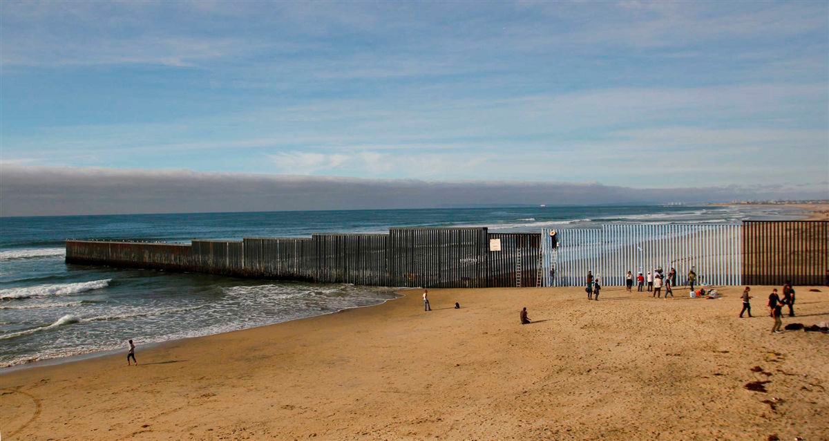 O muro que separa o EUA e o México já esta visível. - Domingos-news