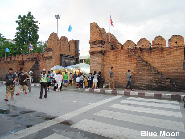 Shopping at Night Market Thapae Gate, Chiangmai, Thailand