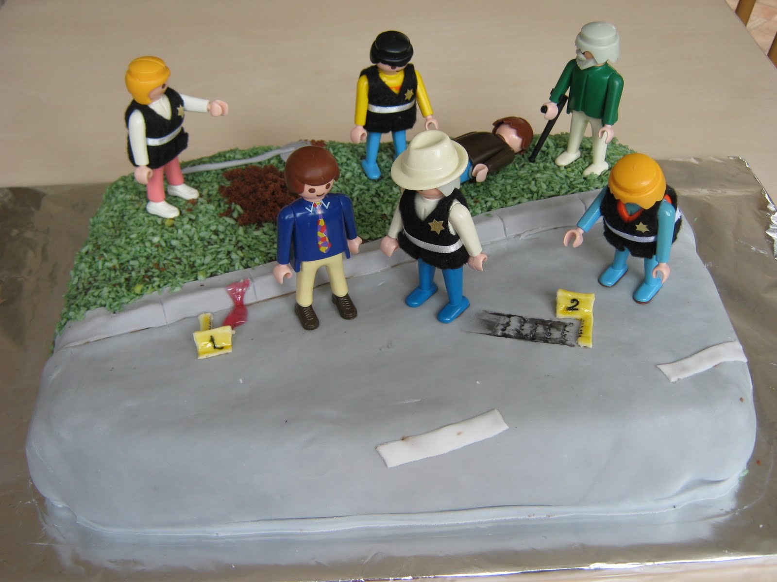 The Craft-Arty Kid (Old blog): CSI: Cake Scene Investigation