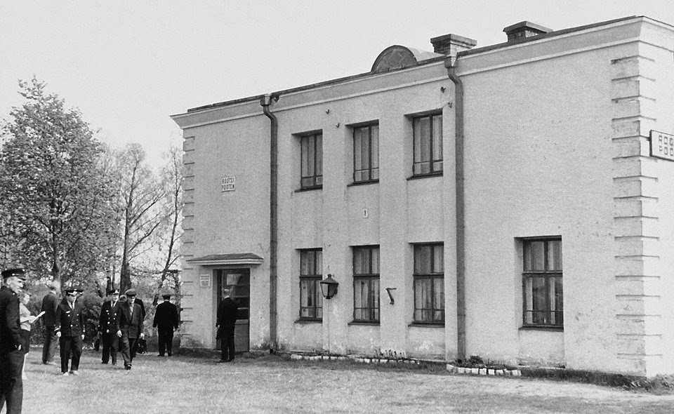 Rootsi pooljaam: Hooned