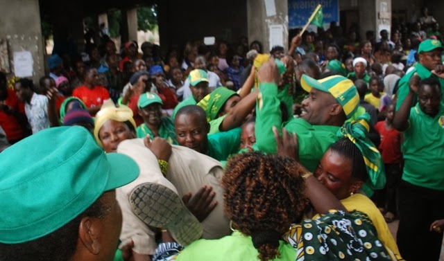 KATIBU WA CHADEMA AVUA MAGWANDA YA CHADEMA NA KUVALISHWA MAVAZI YA CCM ...