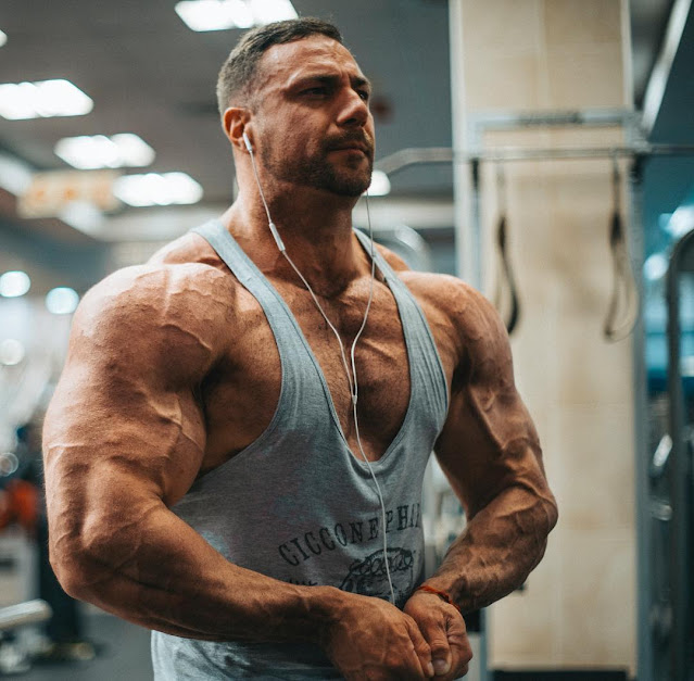 Muscle Lover: South African huge bodybuilder Noel Deyzel