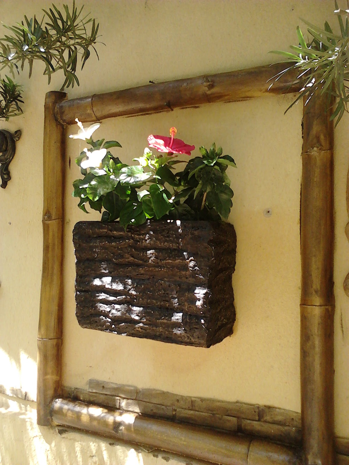 arte na natureza: Jardineira Lasca de arvore e moldura em bambu