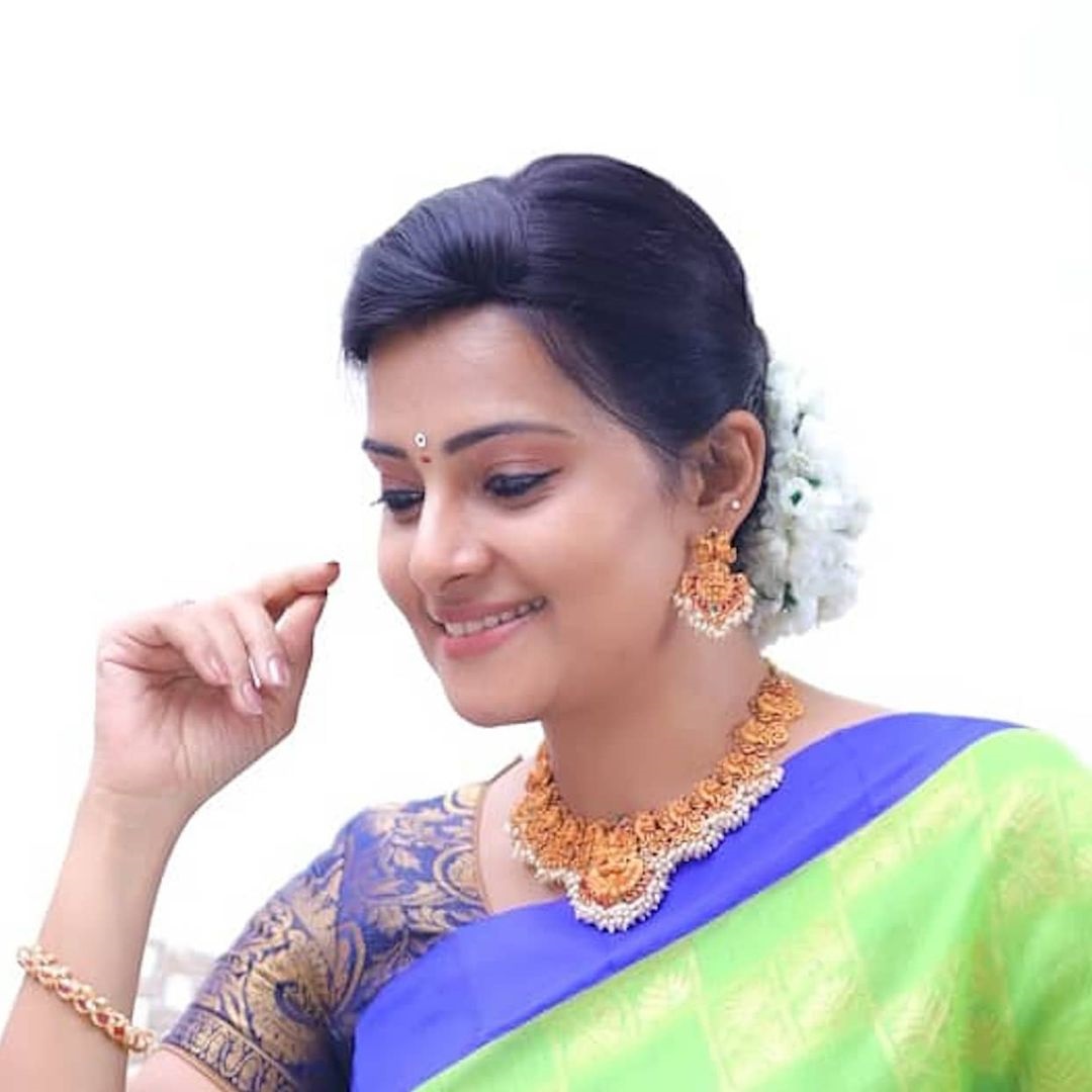 Actress Sruthi raj new saree photoshoot