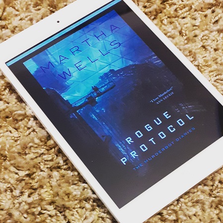 Kirjahilla: Martha Wells: Rogue Protocol (The Murderbot Diaries #03)
