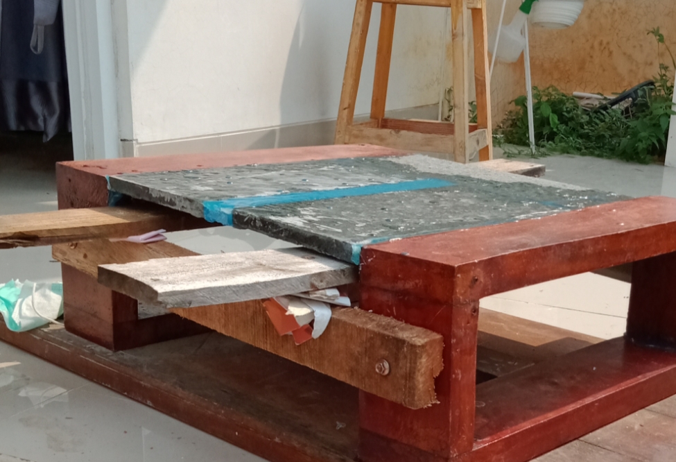 Renoviz.com: Coffee Table dari Sisa Bahan Batu Alam, Kayu dan Resin
