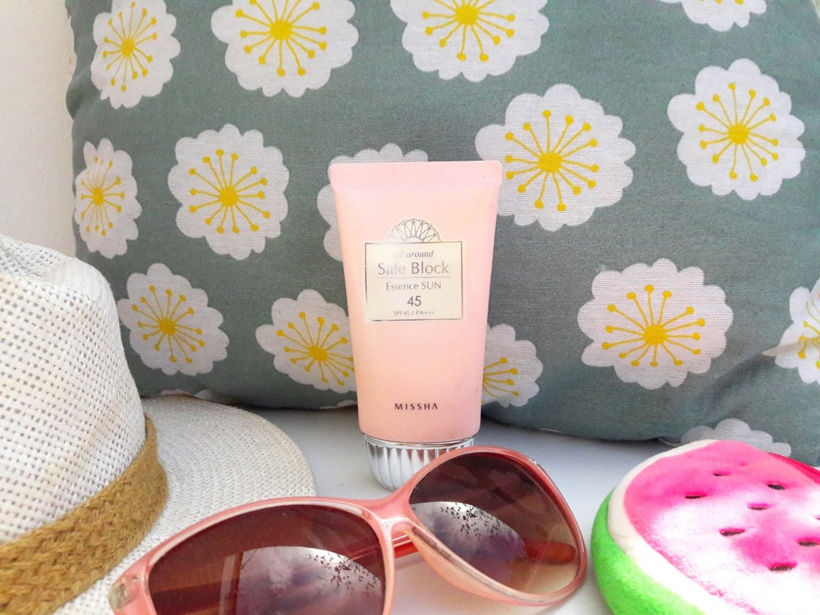Sun, beach, sunscreen - Pink Daisy Loves