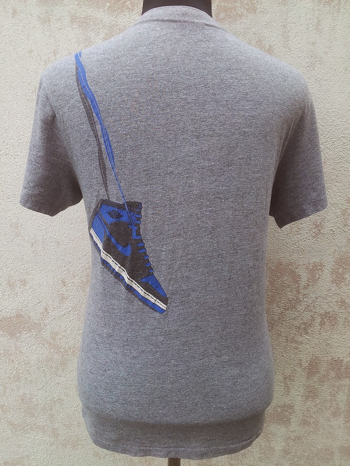 c a p t a i n s t o r e: VINTAGE NIKE HANGING SHOES 3 KAIN T SHIRT (SOLD)
