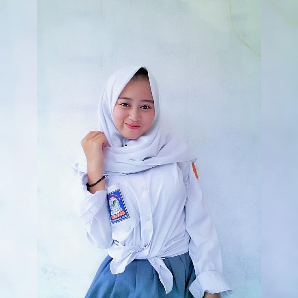 Kumpulan Foto Siswi SMA Pakai Hijab yang Cantik Dan Manis Kekinian - Dunia Maya
