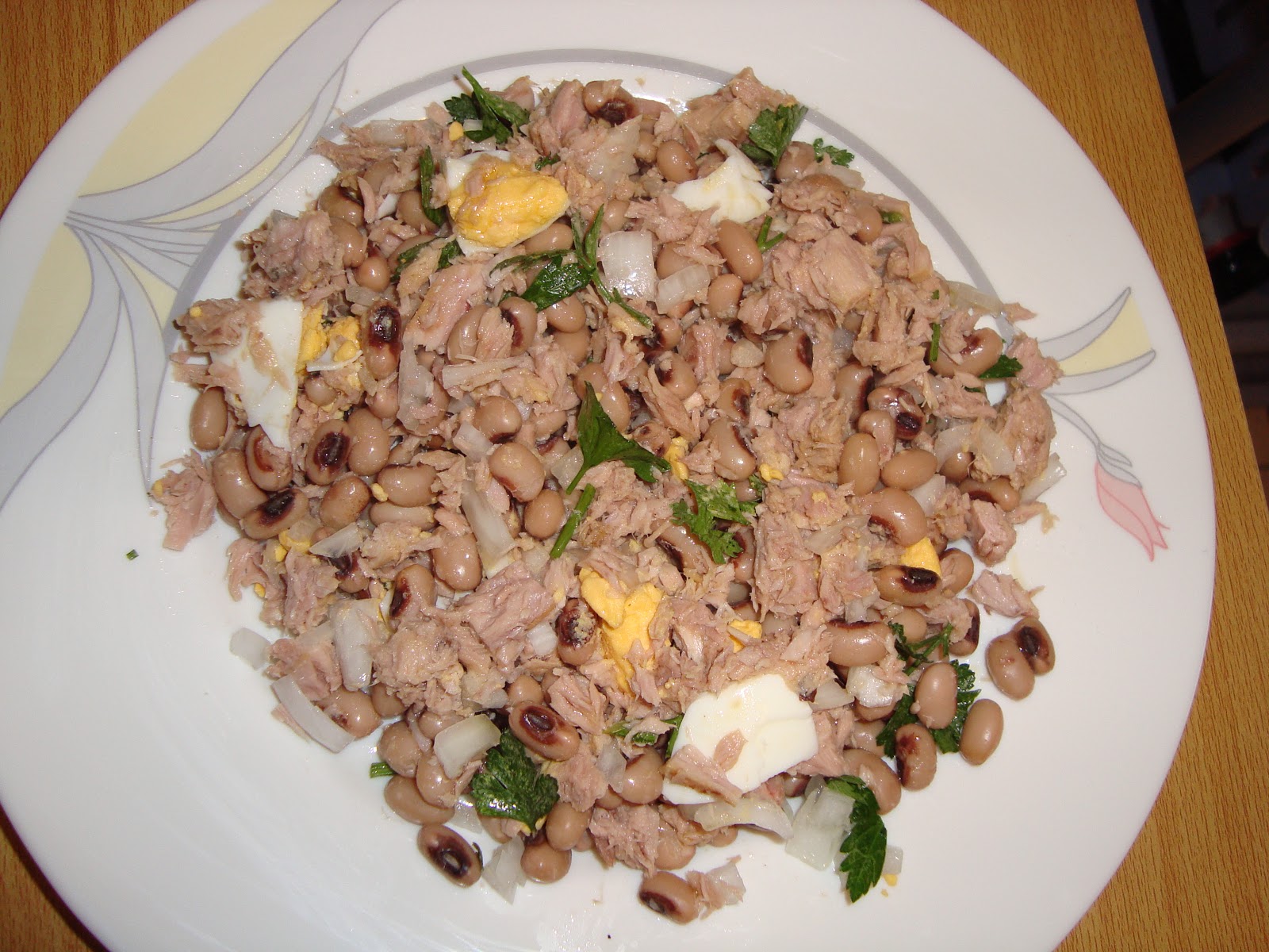 Salada de atum com feijão frade