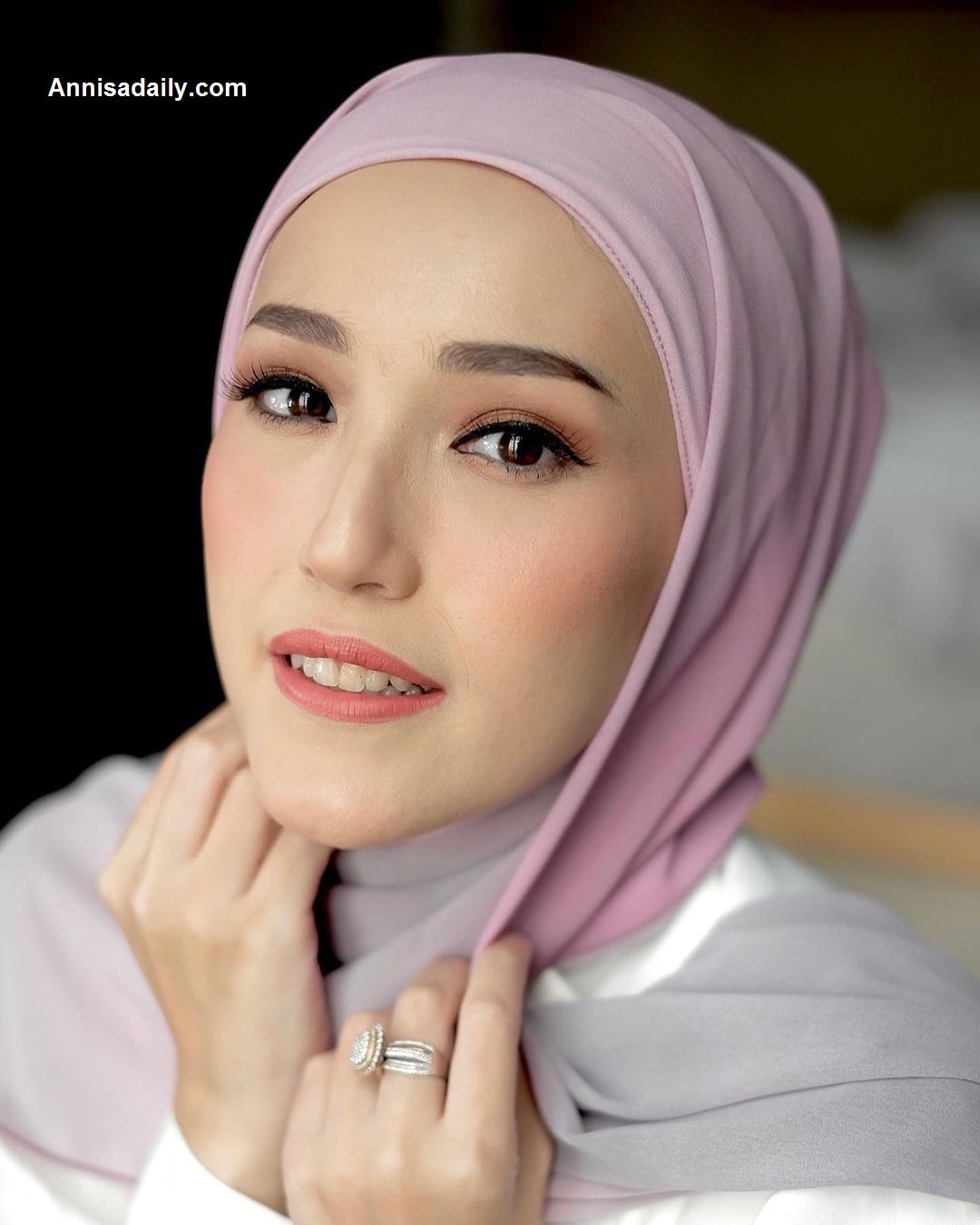 Inspirasi Muslimah Makeup Tampil Lebih Muda ~ Homlovely.com