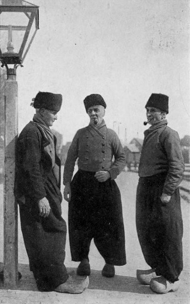 30 Vintage Photographs of Dutch Men in Traditional Volendam Worker ...