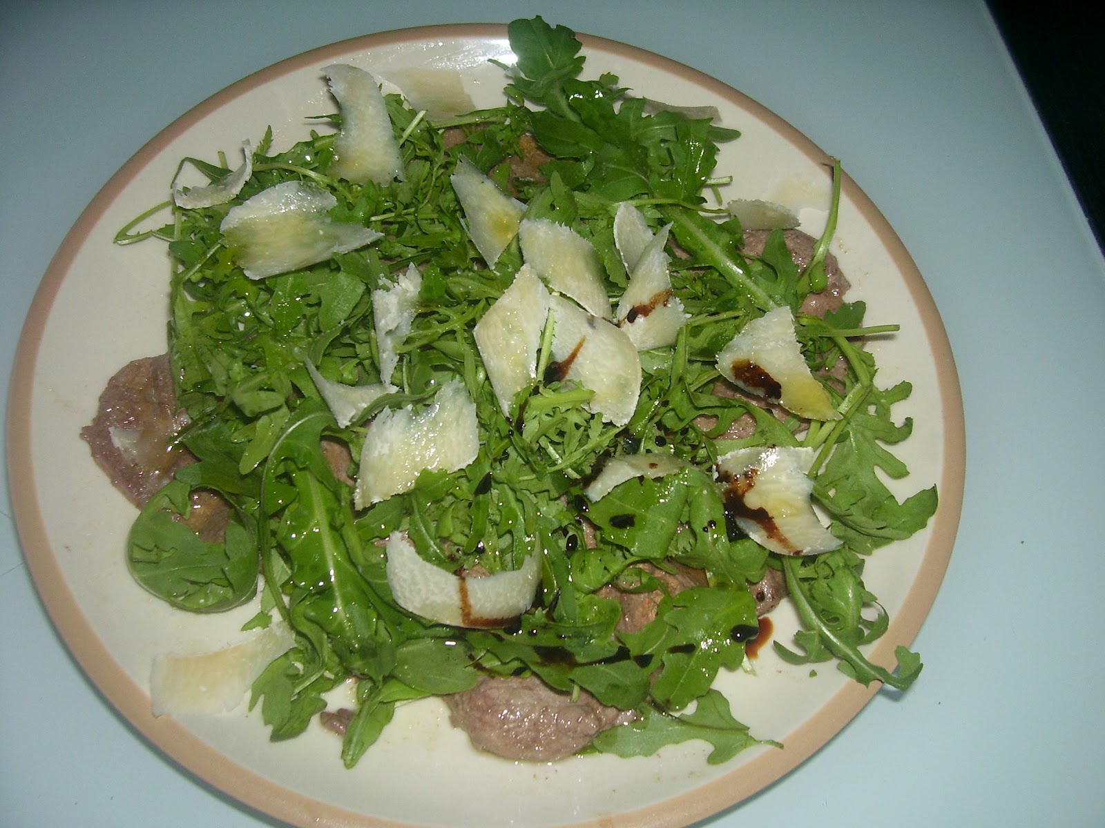 Carpaccio di vitello, rucola e parmigiano con Champignon trifolati ...