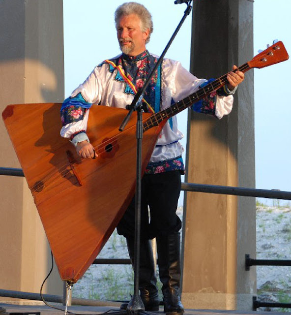 Music Sways The World : балала́йка A.K.A Balalaika