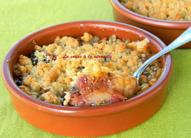 La soupe à la citrouille: Crumble figues et poires au miel et baies roses