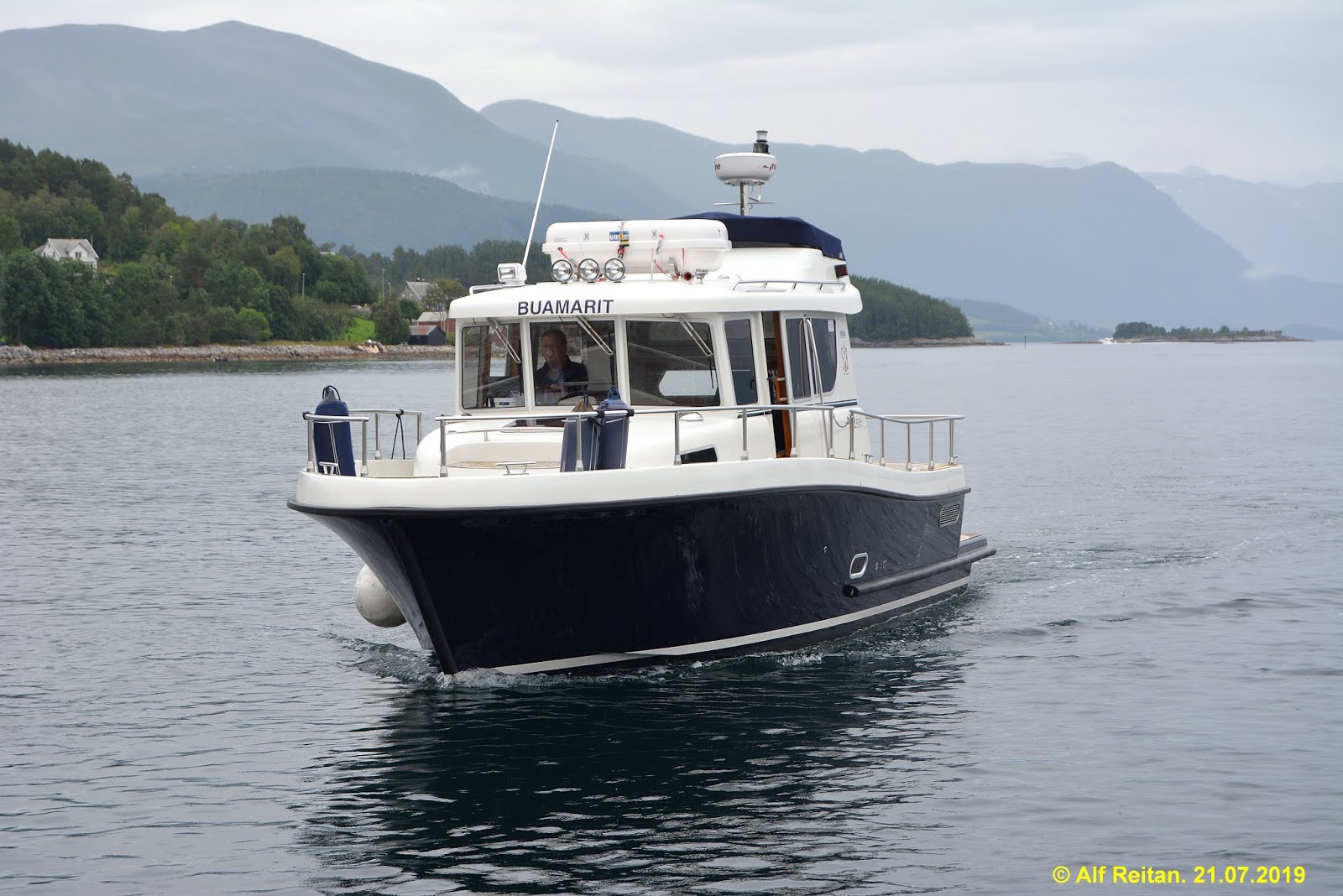 "BUAMARIT" på veg til kai i Havnevika, 21.07.2019.