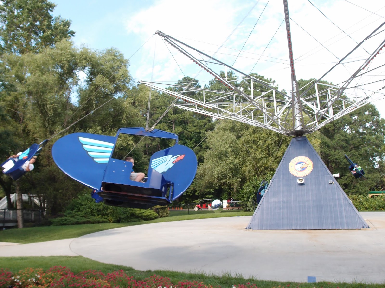 Bayern Kurve Blog: Flat Ride Feature: Flying Scooters