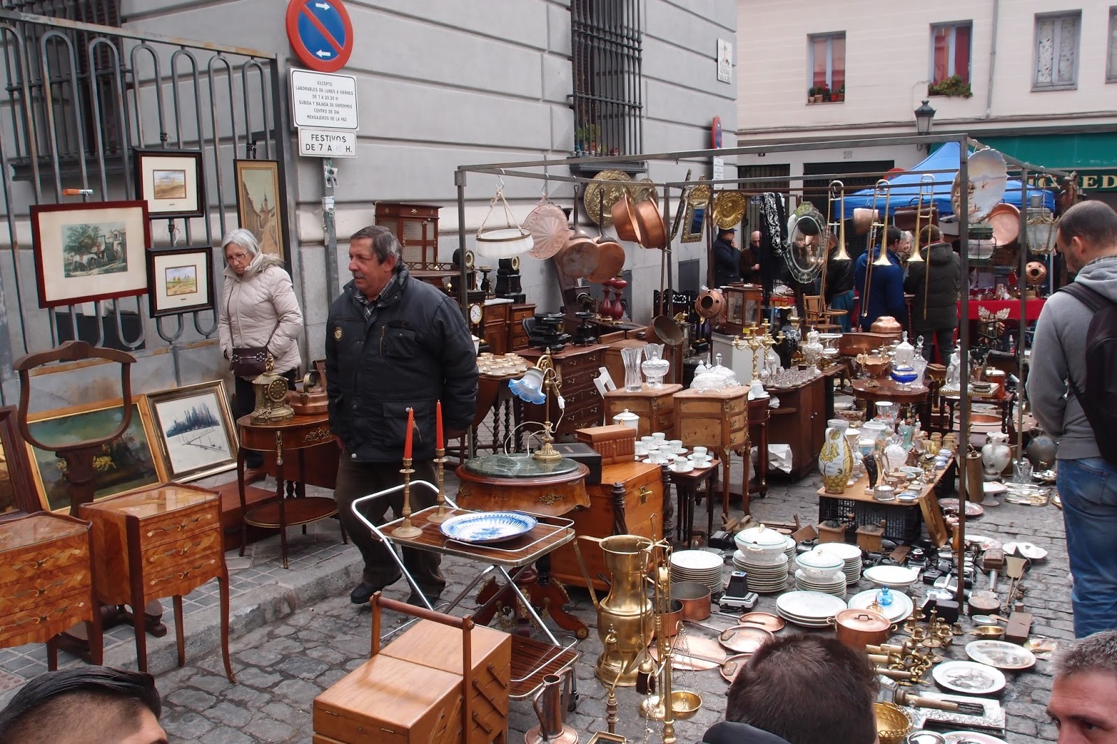 El conocido Rastro madrileño es un amplio mercado al aire libre que ...