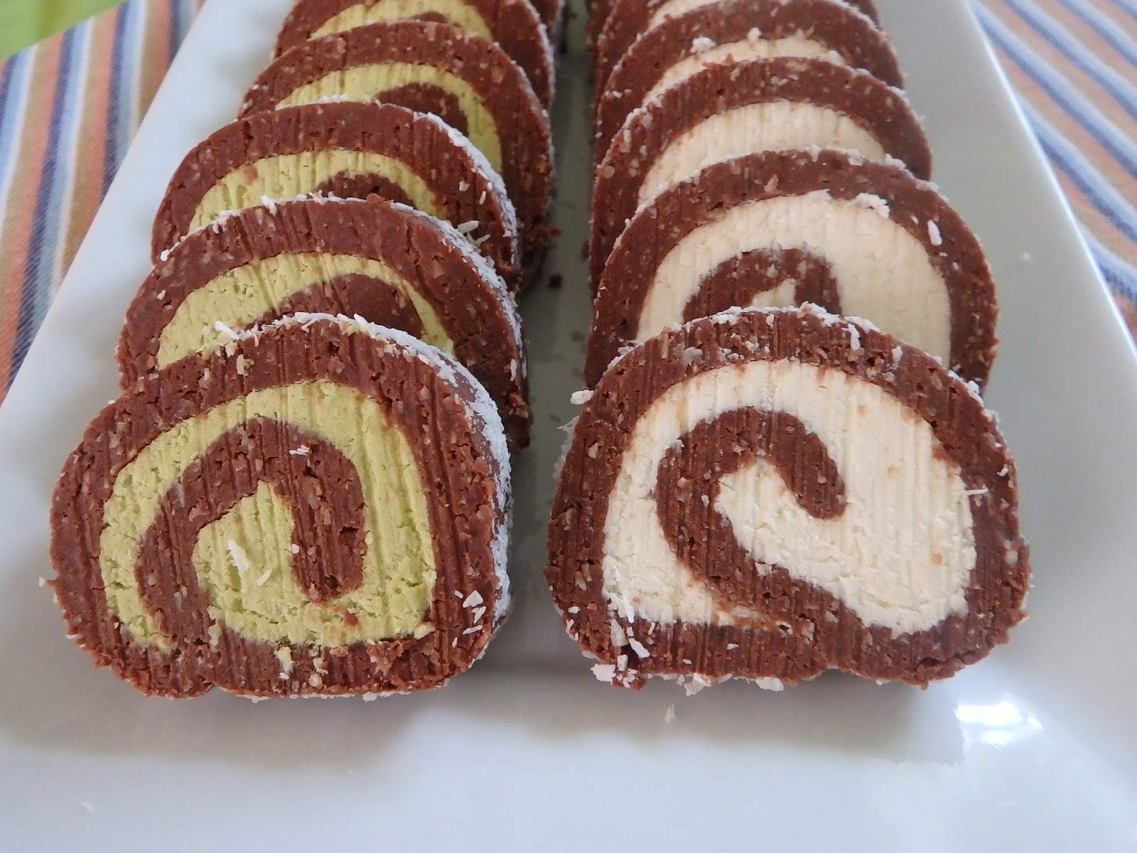 Zsuzsa ízutazásai.: Kókuszos-matchateás keksztekercs