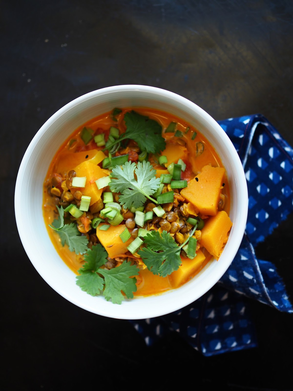 DILLIÄ JA PIPARJUURTA: Lämmittävä kookoksinen linssi-kurpitsacurry (GF, V)