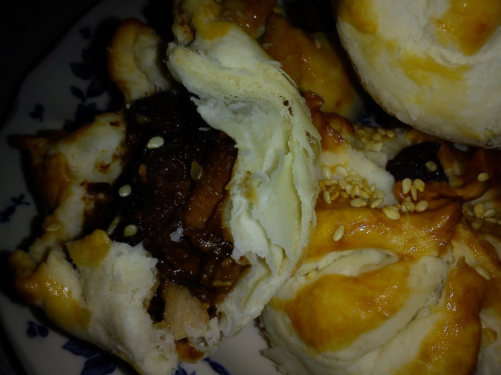 Cooking Pleasure: BARBECUE CHICKEN PASTRY [CHICKEN SIEW PAU]