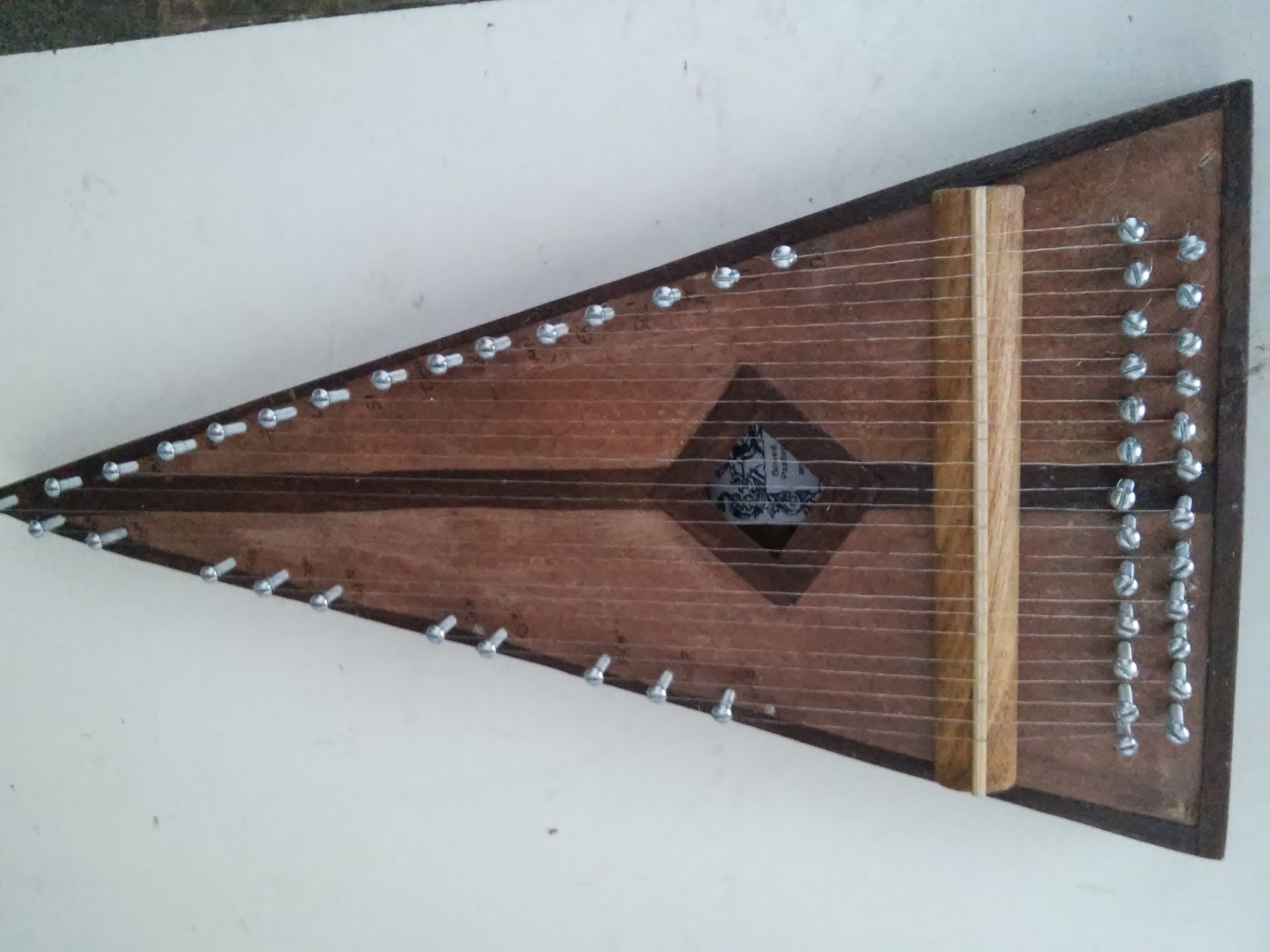 Cipriano's Instrumentos: O que é um Saltério de Arco - Bowed Psaltery ...