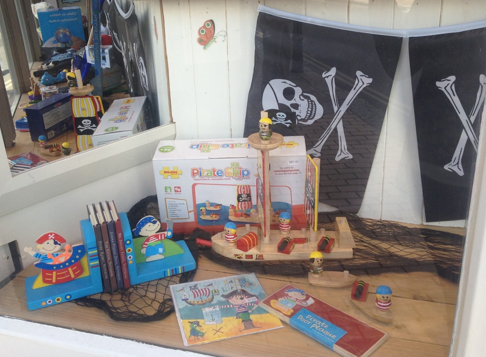 toys-toys-toys.co.uk: Toyday Treasure Hunt and Pirate Themed Window Display