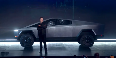 MOMENTO EN QUE SE ROMPE EL VIDRIO BLINDADO DEL CYBERTRUCK DE TESLA (VÍDEO)