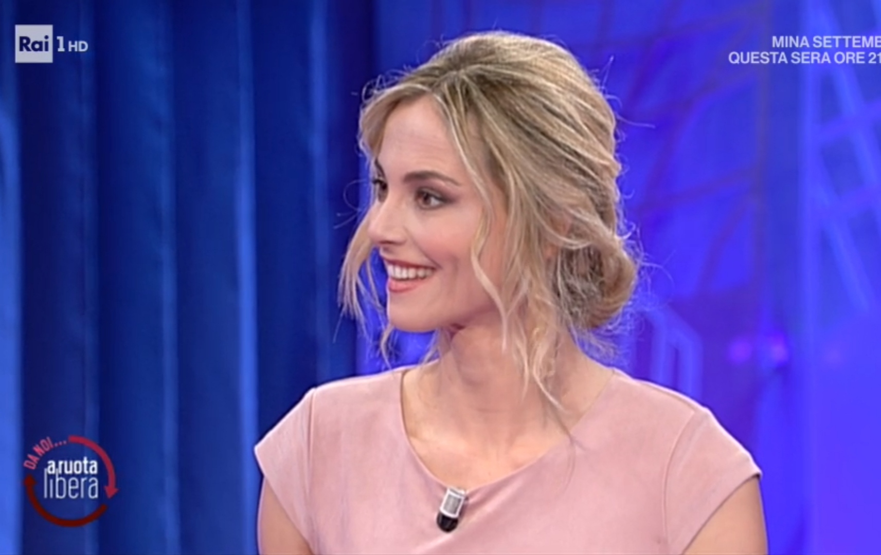 Conduttrici TV : Francesca Fialdini con vestito rosa chiaro e stivali ...