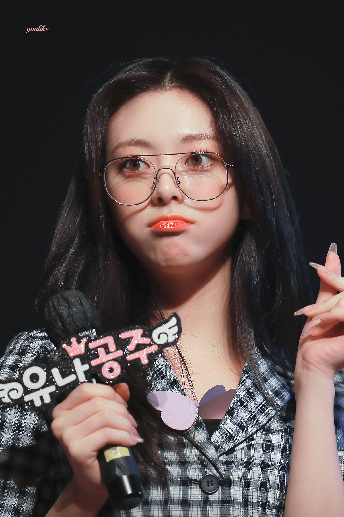 타이트한 청바지를 입은 Itzy 유나 방송 연예 꾸르