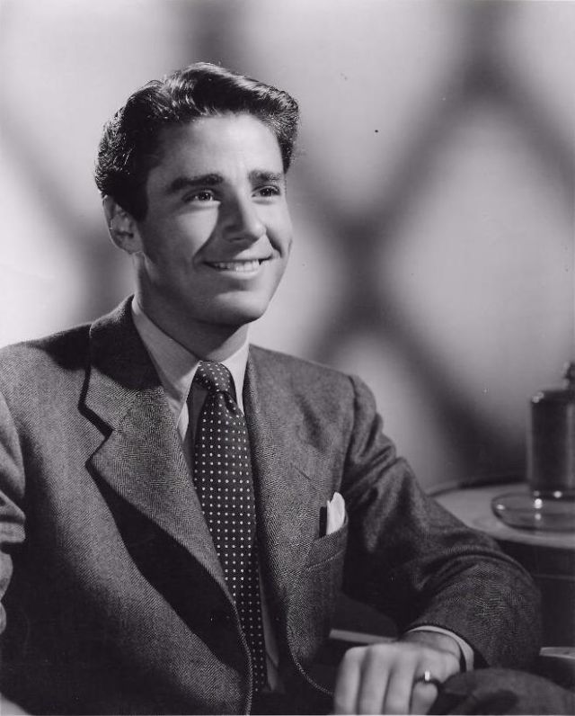 Handsome Portrait Photos of Peter Lawford in the 1940s and ’50s ...