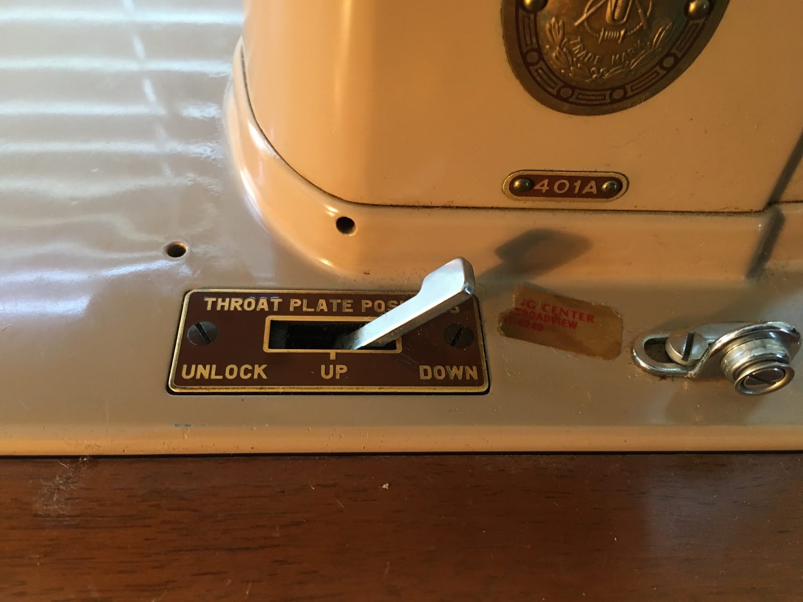 Reclaimed Stitches: A Match Up Between Singer 401 and Singer 600e